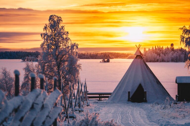 Apukka Resort | ice cabin & aurora wagon resort Lapland