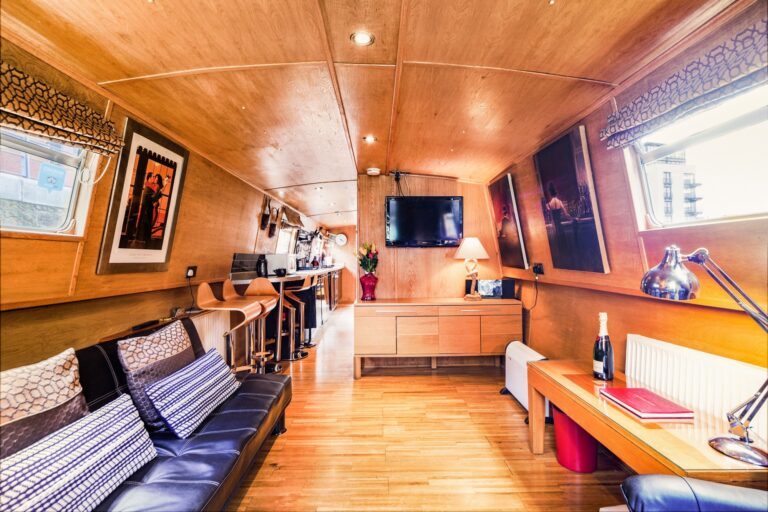 An urban moored houseboat in the heart of Edinburgh city centre