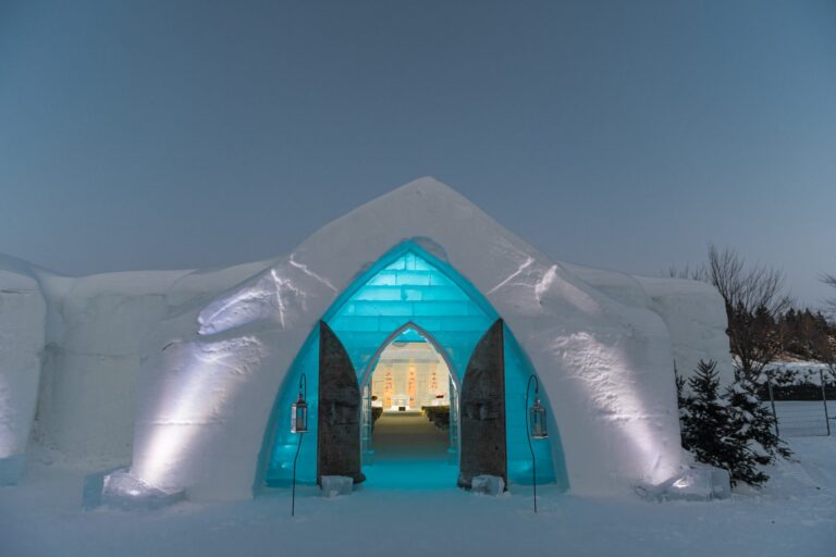 Hôtel de Glace | unique hotel constructed from ice and snow | Quebec ...