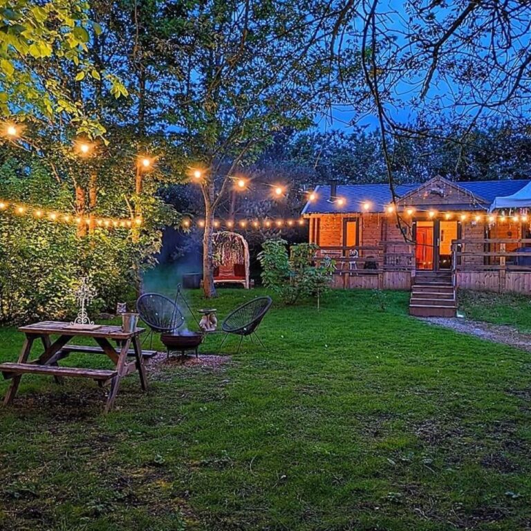 Hawthorn Hideaway | romantic cabin with hot tub Nottinghamshire