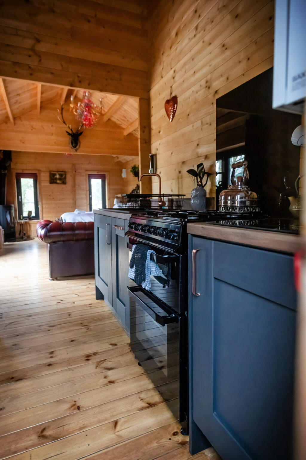 Hawthorn Hideaway | romantic cabin with hot tub Nottinghamshire