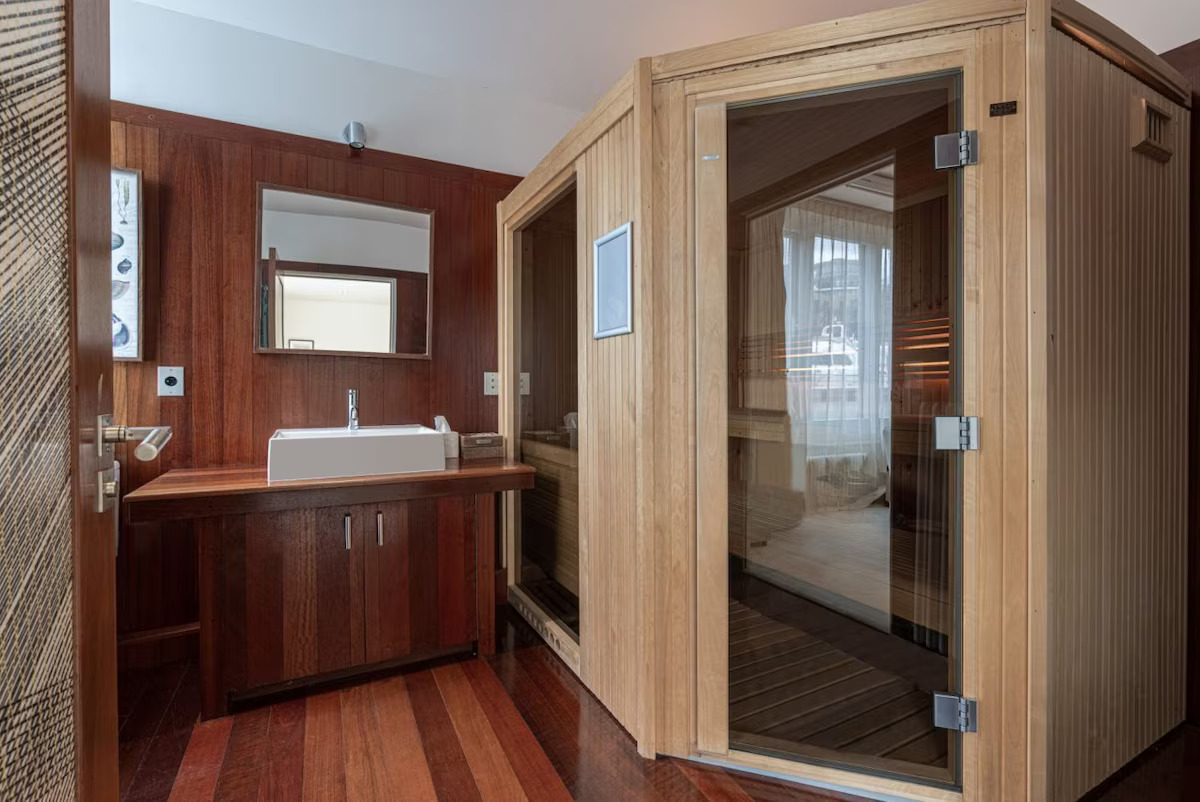 Matrix Boat stunning luxury houseboat London