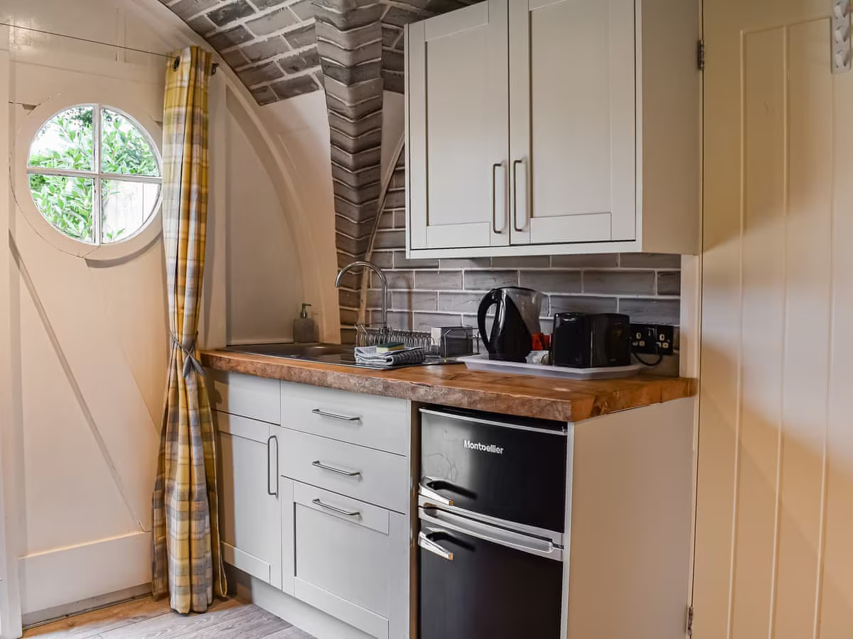Hastingleigh Hobbit House unique romantic hill house Kent