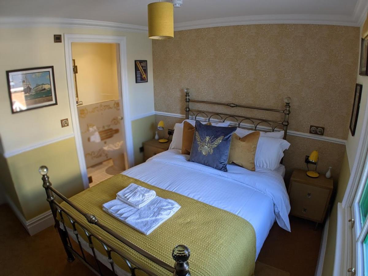 Railway Hotel Fordingbridge themed carriage rooms | Hampshire