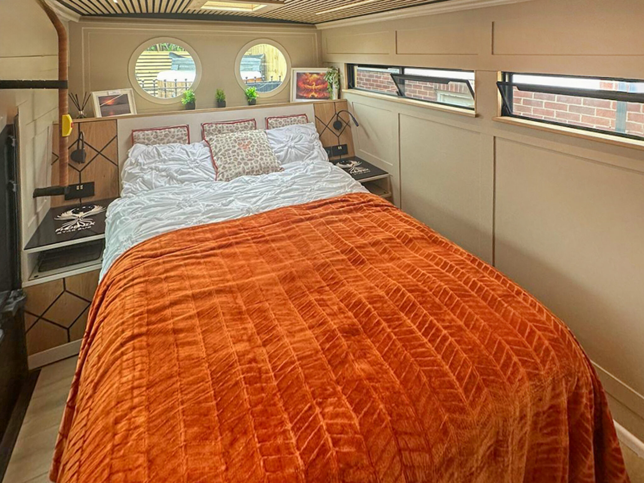 Phoenix Star Bus | pet-friendly bus stay with hot tub in South Devon